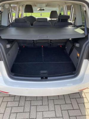 White Volkswagen Touran 2011 in Panevezys, with an engine capacity of 1.60 L and mileage of 262 thousand km for 4700 €, photo 8 on AUTOMOTO.COM.LV