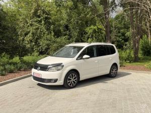 White Volkswagen Touran 2011 in Vilnius, with an engine capacity of 1.60 L and mileage of 214 thousand km for 3999 €, photo  on AUTOMOTO.COM.LV