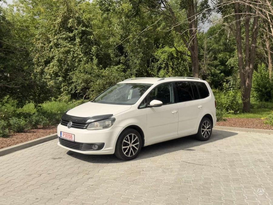White Volkswagen Touran 2011 in Vilnius, with an engine capacity of 1.60 L and mileage of 214 thousand km for 3999 €, photo 1 on AUTOMOTO.COM.LV