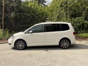 White Volkswagen Touran 2011 in Vilnius, with an engine capacity of 1.60 L and mileage of 214 thousand km for 3999 €, photo 3 on AUTOMOTO.COM.LV