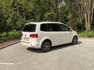 White Volkswagen Touran 2011 in Vilnius, with an engine capacity of 1.60 L and mileage of 214 thousand km for 3999 €, photo 6 on AUTOMOTO.COM.LV