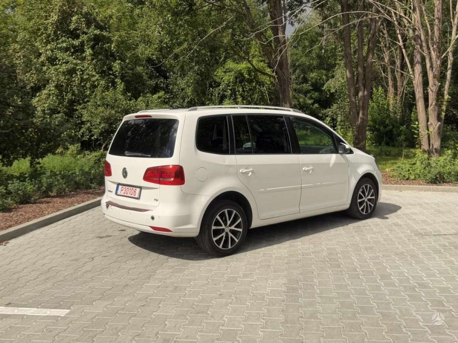 White Volkswagen Touran 2011 in Vilnius, with an engine capacity of 1.60 L and mileage of 214 thousand km for 3999 €, photo 6 on AUTOMOTO.COM.LV