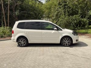 White Volkswagen Touran 2011 in Vilnius, with an engine capacity of 1.60 L and mileage of 214 thousand km for 3999 €, photo 7 on AUTOMOTO.COM.LV