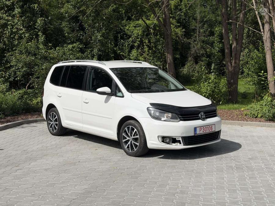 White Volkswagen Touran 2011 in Vilnius, with an engine capacity of 1.60 L and mileage of 214 thousand km for 3999 €, photo 8 on AUTOMOTO.COM.LV