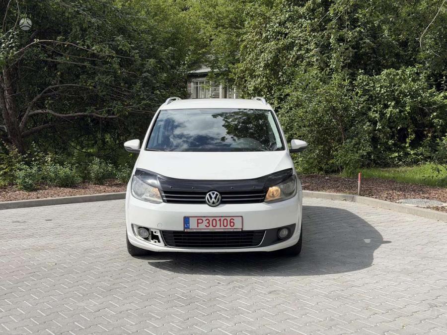 White Volkswagen Touran 2011 in Vilnius, with an engine capacity of 1.60 L and mileage of 214 thousand km for 3999 €, photo 9 on AUTOMOTO.COM.LV