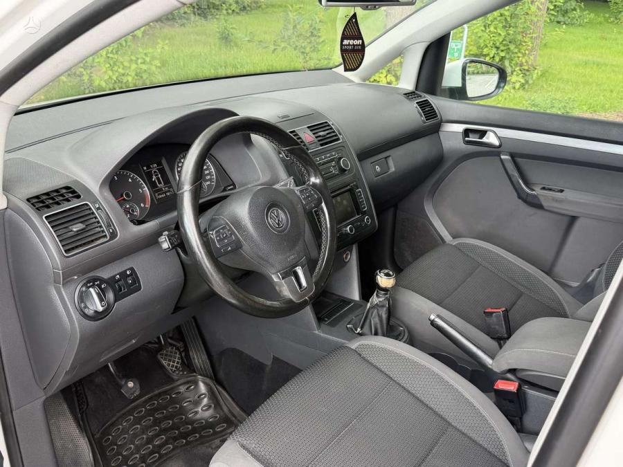 White Volkswagen Touran 2011 in Vilnius, with an engine capacity of 1.60 L and mileage of 214 thousand km for 3999 €, photo 10 on AUTOMOTO.COM.LV