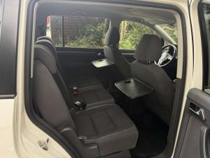 White Volkswagen Touran 2011 in Vilnius, with an engine capacity of 1.60 L and mileage of 214 thousand km for 3999 €, photo 13 on AUTOMOTO.COM.LV