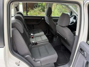 White Volkswagen Touran 2011 in Vilnius, with an engine capacity of 1.60 L and mileage of 214 thousand km for 3999 €, photo 14 on AUTOMOTO.COM.LV