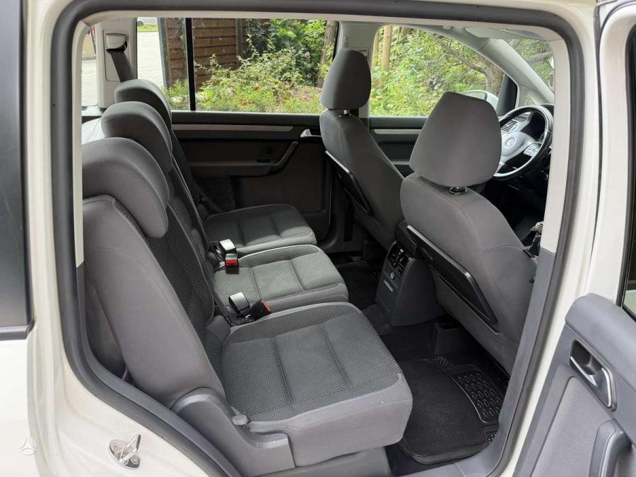 White Volkswagen Touran 2011 in Vilnius, with an engine capacity of 1.60 L and mileage of 214 thousand km for 3999 €, photo 14 on AUTOMOTO.COM.LV
