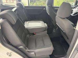 White Volkswagen Touran 2011 in Vilnius, with an engine capacity of 1.60 L and mileage of 214 thousand km for 3999 €, photo 16 on AUTOMOTO.COM.LV