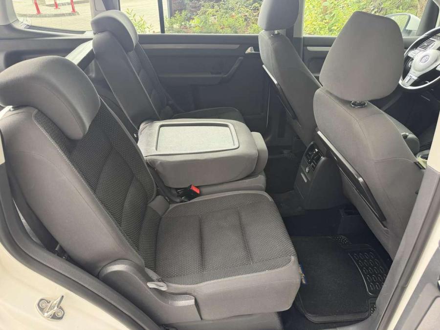 White Volkswagen Touran 2011 in Vilnius, with an engine capacity of 1.60 L and mileage of 214 thousand km for 3999 €, photo 16 on AUTOMOTO.COM.LV