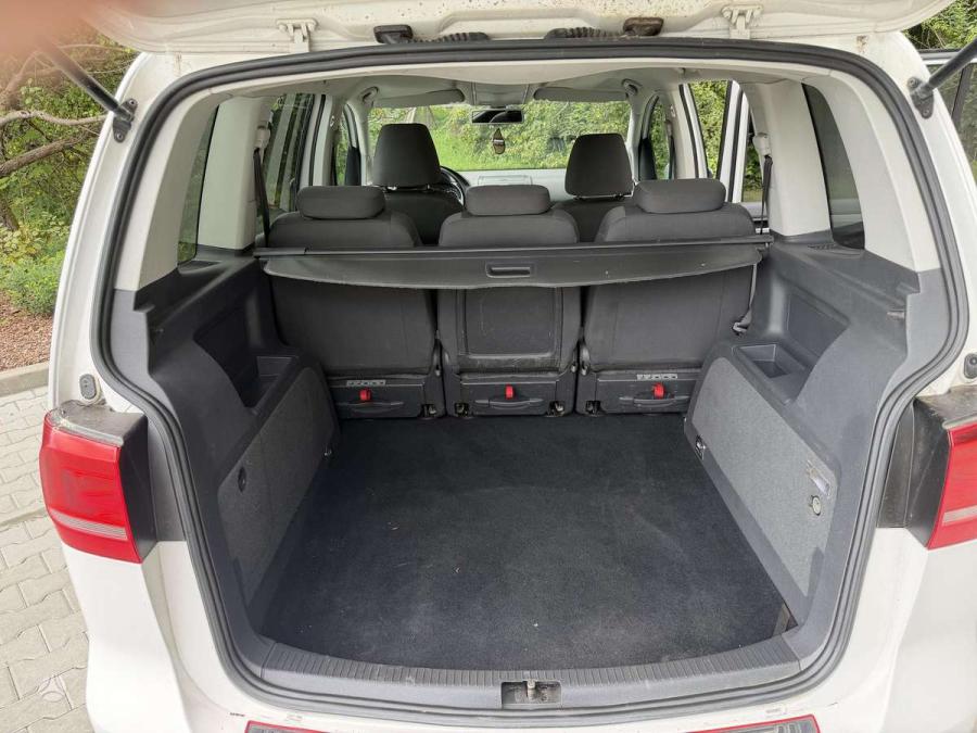 White Volkswagen Touran 2011 in Vilnius, with an engine capacity of 1.60 L and mileage of 214 thousand km for 3999 €, photo 19 on AUTOMOTO.COM.LV