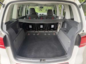 White Volkswagen Touran 2011 in Vilnius, with an engine capacity of 1.60 L and mileage of 214 thousand km for 3999 €, photo 20 on AUTOMOTO.COM.LV