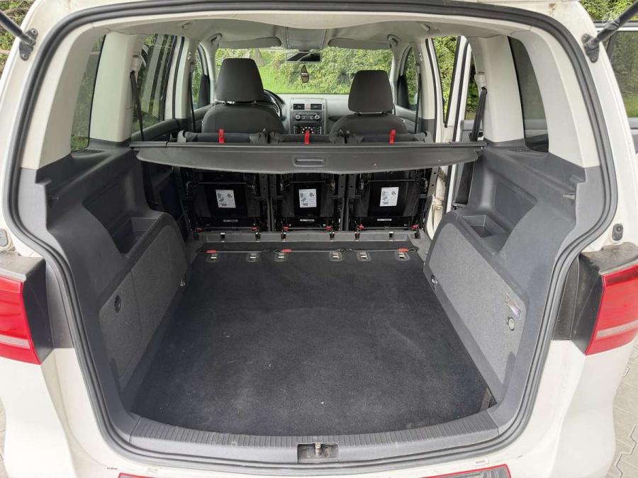 White Volkswagen Touran 2011 in Vilnius, with an engine capacity of 1.60 L and mileage of 214 thousand km for 3999 €, photo 20 on AUTOMOTO.COM.LV