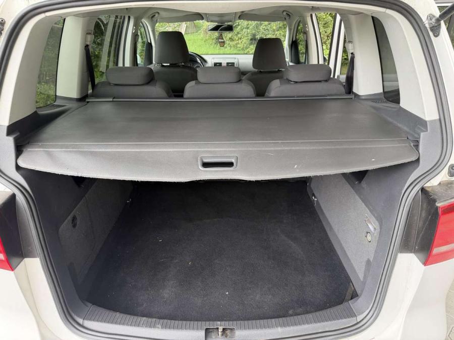 White Volkswagen Touran 2011 in Vilnius, with an engine capacity of 1.60 L and mileage of 214 thousand km for 3999 €, photo 21 on AUTOMOTO.COM.LV