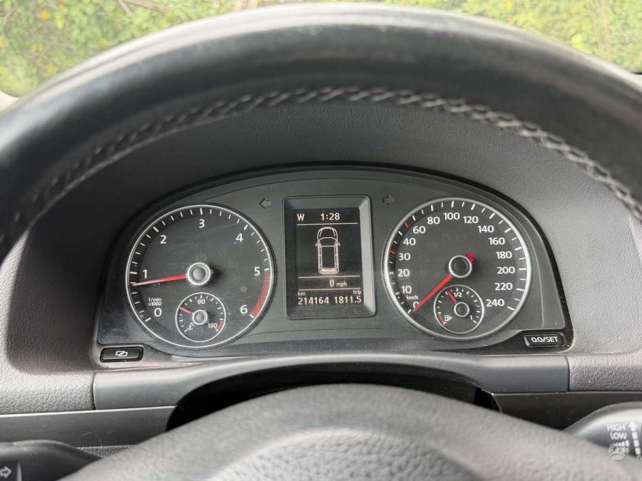 White Volkswagen Touran 2011 in Vilnius, with an engine capacity of 1.60 L and mileage of 214 thousand km for 3999 €, photo 23 on AUTOMOTO.COM.LV