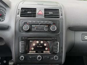 White Volkswagen Touran 2011 in Vilnius, with an engine capacity of 1.60 L and mileage of 214 thousand km for 3999 €, photo 26 on AUTOMOTO.COM.LV