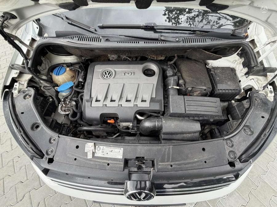 White Volkswagen Touran 2011 in Vilnius, with an engine capacity of 1.60 L and mileage of 214 thousand km for 3999 €, photo 30 on AUTOMOTO.COM.LV