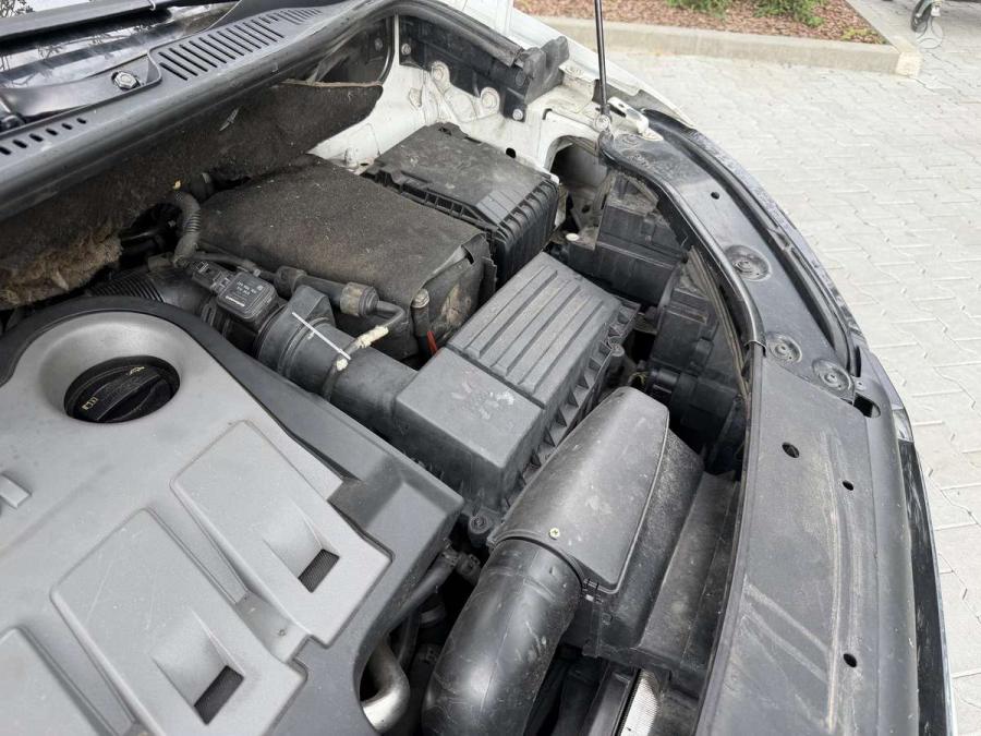 White Volkswagen Touran 2011 in Vilnius, with an engine capacity of 1.60 L and mileage of 214 thousand km for 3999 €, photo 32 on AUTOMOTO.COM.LV