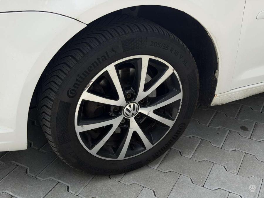 White Volkswagen Touran 2011 in Vilnius, with an engine capacity of 1.60 L and mileage of 214 thousand km for 3999 €, photo 33 on AUTOMOTO.COM.LV