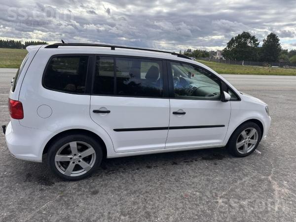 White Volkswagen Touran 2011 in Bauska, with an engine capacity of 1.70 L and mileage of 407 thousand km for 4100 €, photo 3 on AUTOMOTO.COM.LV