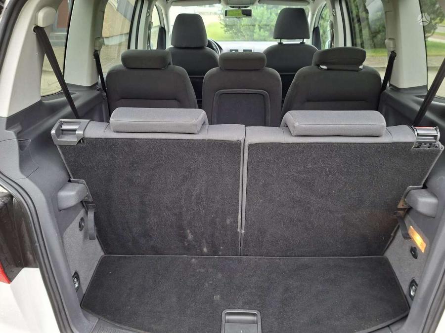White Volkswagen Touran 2011 in Ukmerge, with an engine capacity of 1.20 L and mileage of 241 thousand km for 3850 €, photo 15 on AUTOMOTO.COM.LV