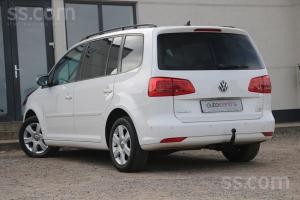 White Volkswagen Touran 2011 in Tukums, with an engine capacity of 1.60 L and mileage of 205 thousand km for 6358 €, photo 4 on AUTOMOTO.COM.LV