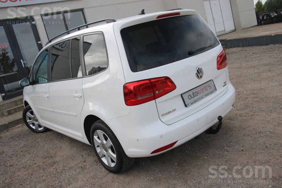 White Volkswagen Touran 2011 in Tukums, with an engine capacity of 1.60 L and mileage of 205 thousand km for 6358 €, photo 5 on AUTOMOTO.COM.LV