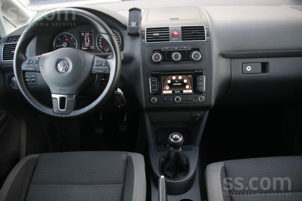 Фольксваген Туран 2011 в Тукумс на AUTOMOTO.COM.LV Белый Фольксваген Туран 2011 в Тукумс, объемом двигателя 1.60 л и пробегом 205 тыс. км за 6358 €, фото 10 на AUTOMOTO.COM.LV