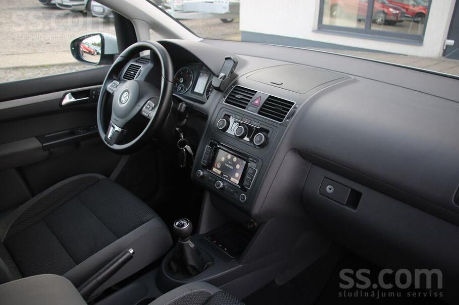 White Volkswagen Touran 2011 in Tukums, with an engine capacity of 1.60 L and mileage of 205 thousand km for 6358 €, photo 11 on AUTOMOTO.COM.LV