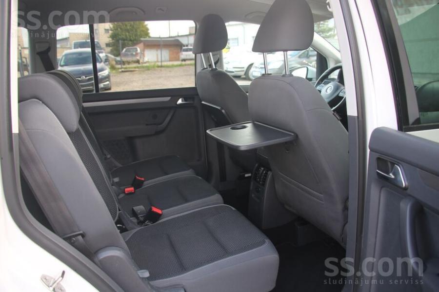 White Volkswagen Touran 2011 in Tukums, with an engine capacity of 1.60 L and mileage of 205 thousand km for 6358 €, photo 13 on AUTOMOTO.COM.LV