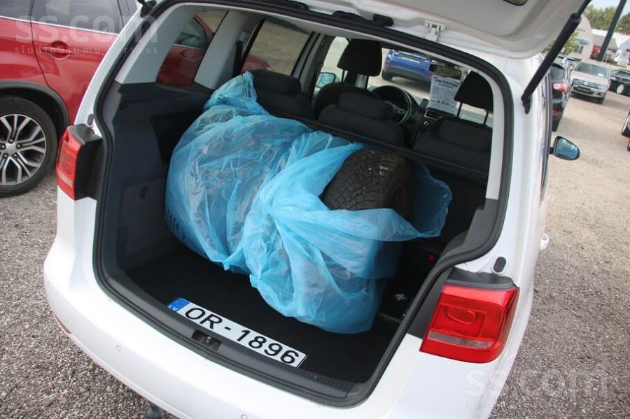 White Volkswagen Touran 2011 in Tukums, with an engine capacity of 1.60 L and mileage of 205 thousand km for 6358 €, photo 14 on AUTOMOTO.COM.LV