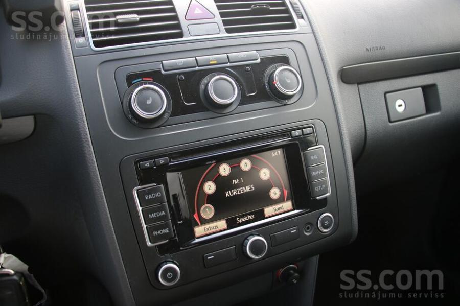 White Volkswagen Touran 2011 in Tukums, with an engine capacity of 1.60 L and mileage of 205 thousand km for 6358 €, photo 17 on AUTOMOTO.COM.LV