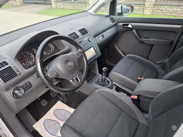Balts Volkswagen Touran 2011 Tauragė, ar dzinēja tilpumu 1.60 L un nobraukumu 274 tūkst. km par 4600 €, foto 10 vietnē AUTOMOTO.COM.LV