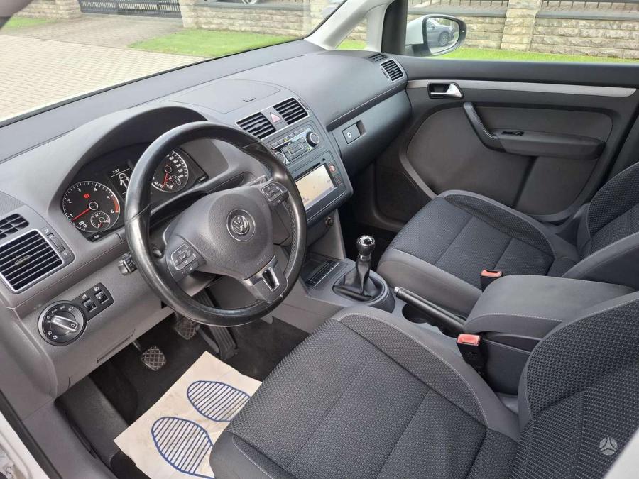 Balts Volkswagen Touran 2011 Tauragė, ar dzinēja tilpumu 1.60 L un nobraukumu 274 tūkst. km par 4600 €, foto 10 vietnē AUTOMOTO.COM.LV