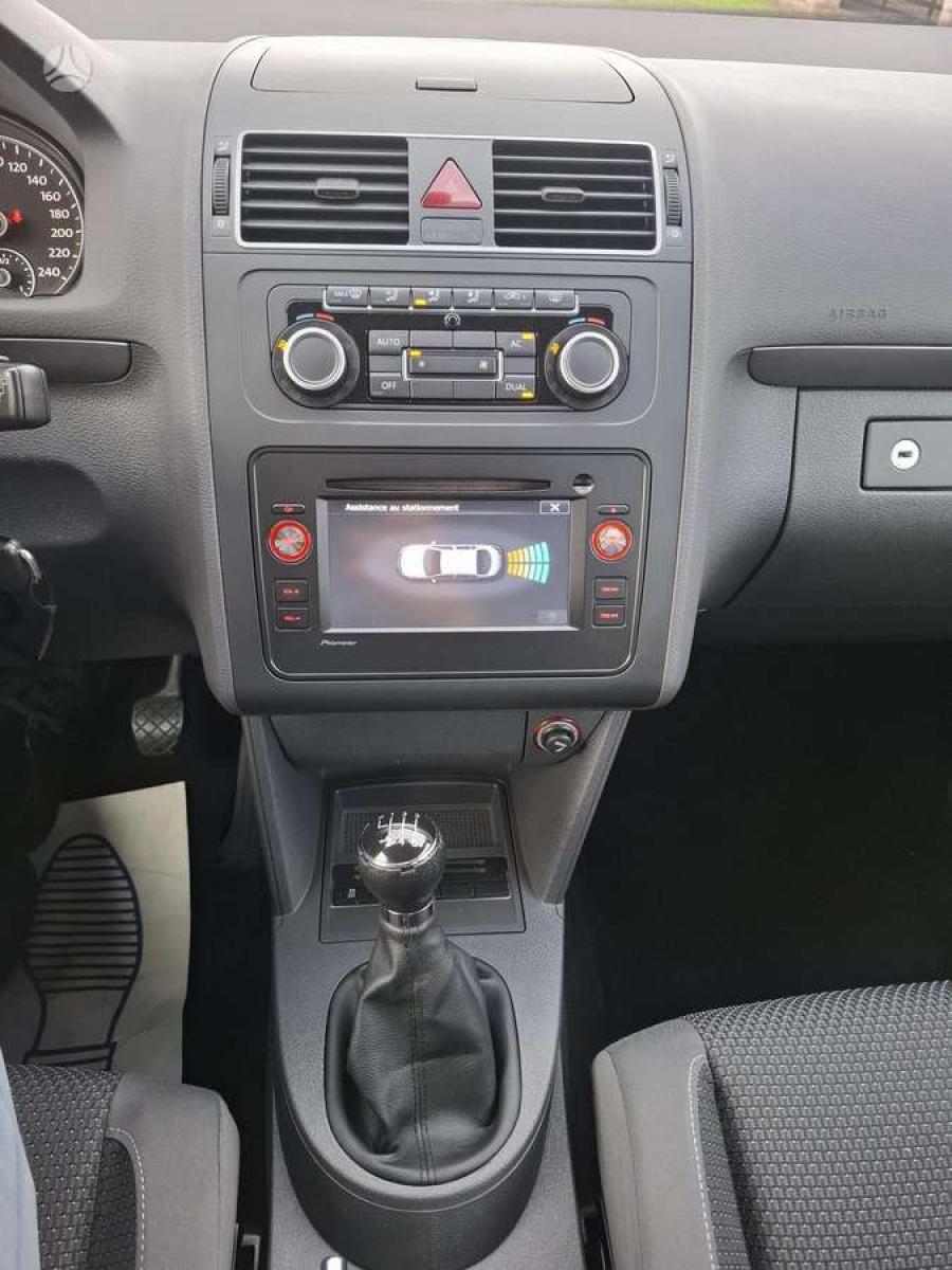 Balts Volkswagen Touran 2011 Tauragė, ar dzinēja tilpumu 1.60 L un nobraukumu 274 tūkst. km par 4600 €, foto 12 vietnē AUTOMOTO.COM.LV