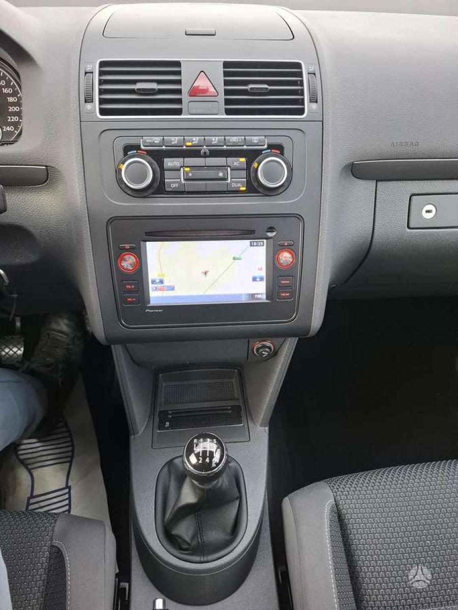 Balts Volkswagen Touran 2011 Tauragė, ar dzinēja tilpumu 1.60 L un nobraukumu 274 tūkst. km par 4600 €, foto 13 vietnē AUTOMOTO.COM.LV