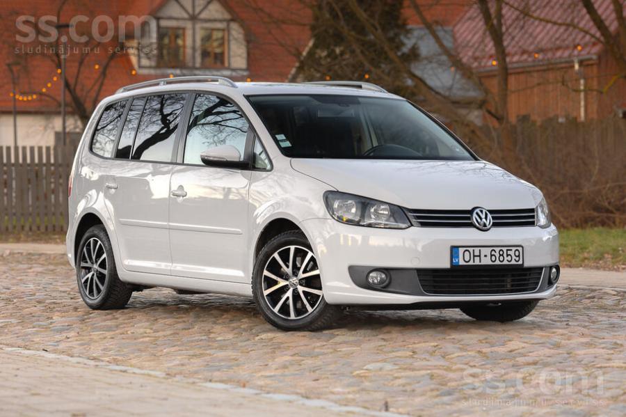 White Volkswagen Touran 2012 in Jelgava, with an engine capacity of 2.00 L and mileage of 247 thousand km for 6890 €, photo 1 on AUTOMOTO.COM.LV