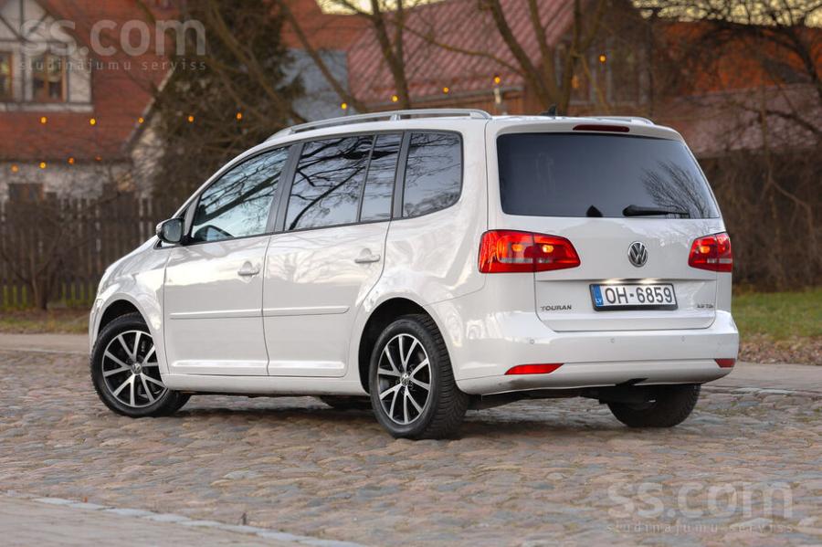 White Volkswagen Touran 2012 in Jelgava, with an engine capacity of 2.00 L and mileage of 247 thousand km for 6890 €, photo 4 on AUTOMOTO.COM.LV