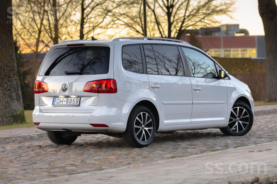 White Volkswagen Touran 2012 in Jelgava, with an engine capacity of 2.00 L and mileage of 247 thousand km for 6890 €, photo 6 on AUTOMOTO.COM.LV