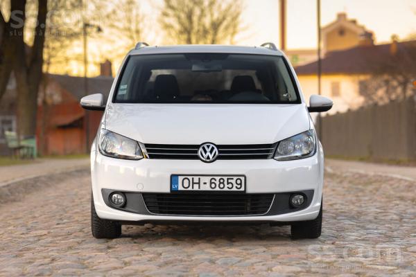 White Volkswagen Touran 2012 in Jelgava, with an engine capacity of 2.00 L and mileage of 247 thousand km for 6890 €, photo 2 on AUTOMOTO.COM.LV