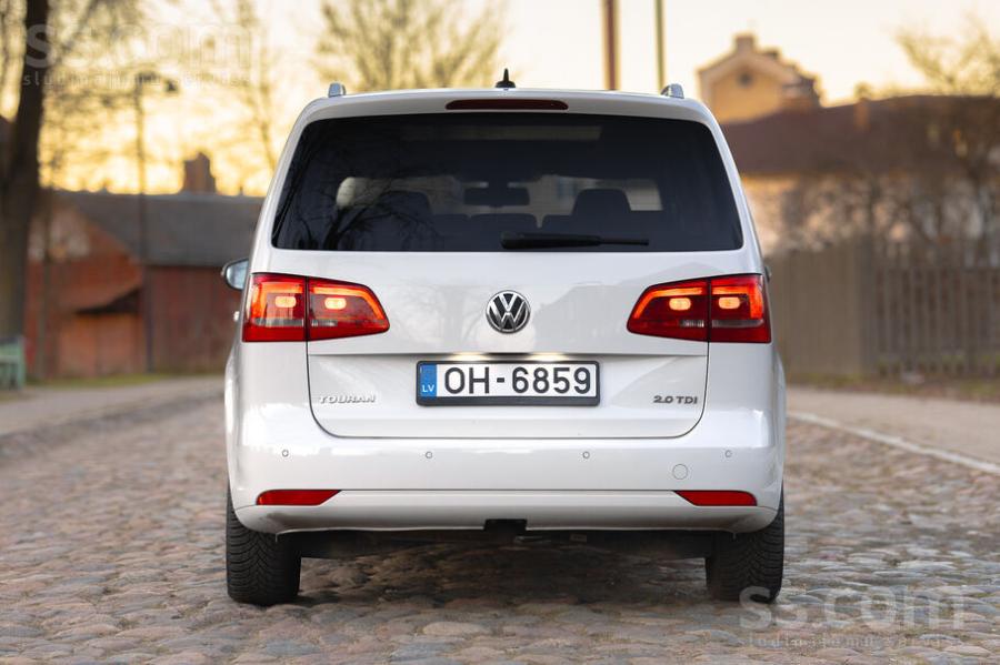 White Volkswagen Touran 2012 in Jelgava, with an engine capacity of 2.00 L and mileage of 247 thousand km for 6890 €, photo 5 on AUTOMOTO.COM.LV