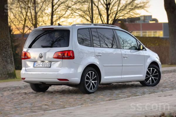 White Volkswagen Touran 2012 in Jelgava, with an engine capacity of 2.00 L and mileage of 247 thousand km for 6890 €, photo 6 on AUTOMOTO.COM.LV
