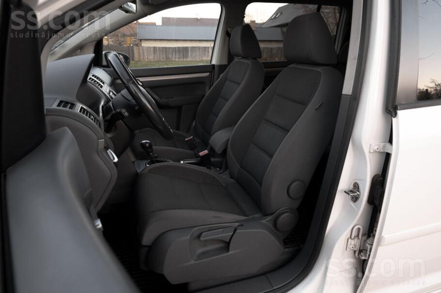 White Volkswagen Touran 2012 in Jelgava, with an engine capacity of 2.00 L and mileage of 247 thousand km for 6890 €, photo 7 on AUTOMOTO.COM.LV