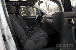 White Volkswagen Touran 2012 in Jelgava, with an engine capacity of 2.00 L and mileage of 247 thousand km for 6890 €, photo 9 on AUTOMOTO.COM.LV