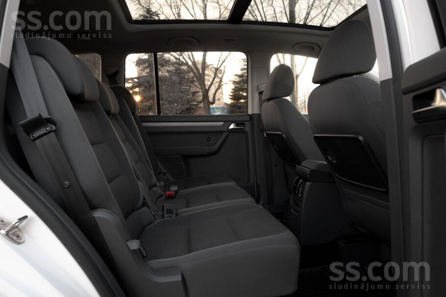 White Volkswagen Touran 2012 in Jelgava, with an engine capacity of 2.00 L and mileage of 247 thousand km for 6890 €, photo 12 on AUTOMOTO.COM.LV