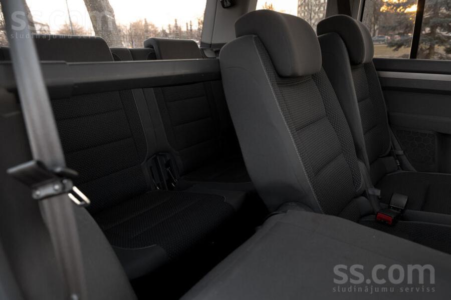 White Volkswagen Touran 2012 in Jelgava, with an engine capacity of 2.00 L and mileage of 247 thousand km for 6890 €, photo 13 on AUTOMOTO.COM.LV