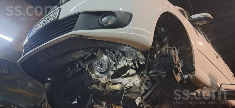 White Volkswagen Touran 2012 in Jelgava, with an engine capacity of 2.00 L and mileage of 247 thousand km for 6890 €, photo 20 on AUTOMOTO.COM.LV