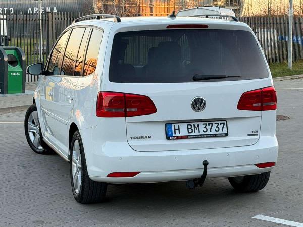 White Volkswagen Touran 2012 in Jonava, with an engine capacity of 1.60 L and mileage of 300 thousand km for 5450 €, photo 11 on AUTOMOTO.COM.LV