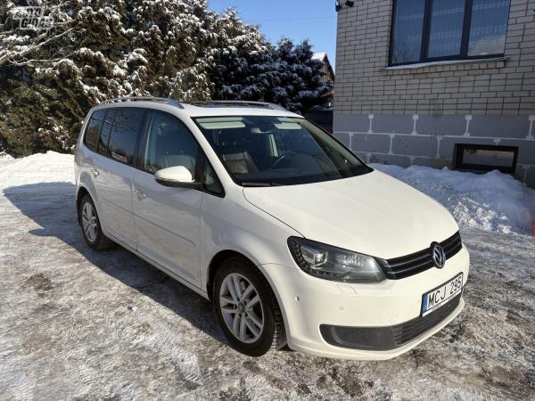 White Volkswagen Touran 2012 in Lazdijai, with an engine capacity of 2.00 L and mileage of 400 thousand km for 5500 €, photo 1 on AUTOMOTO.COM.LV
